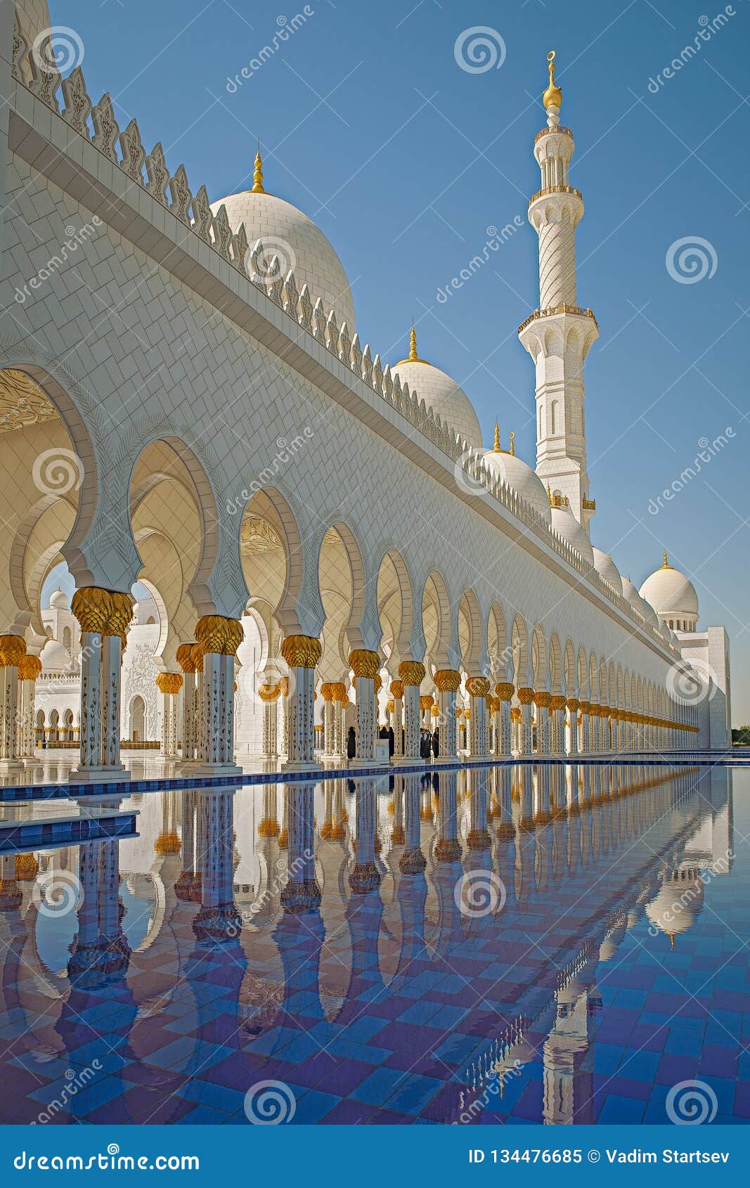 Arcades Reflected in the Pool in the Sheikh Zayed Grand Mosque.Abu ...