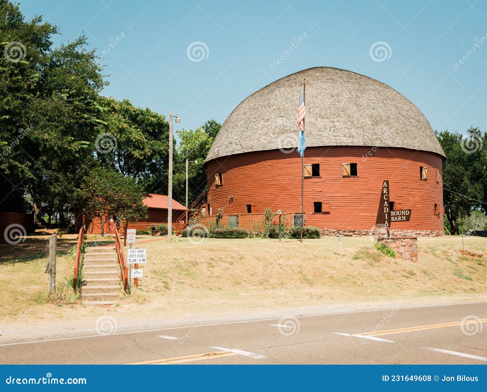 The Arcadia Round Barn, on Route 66 in Oklahoma Stock Photo - Image of ...
