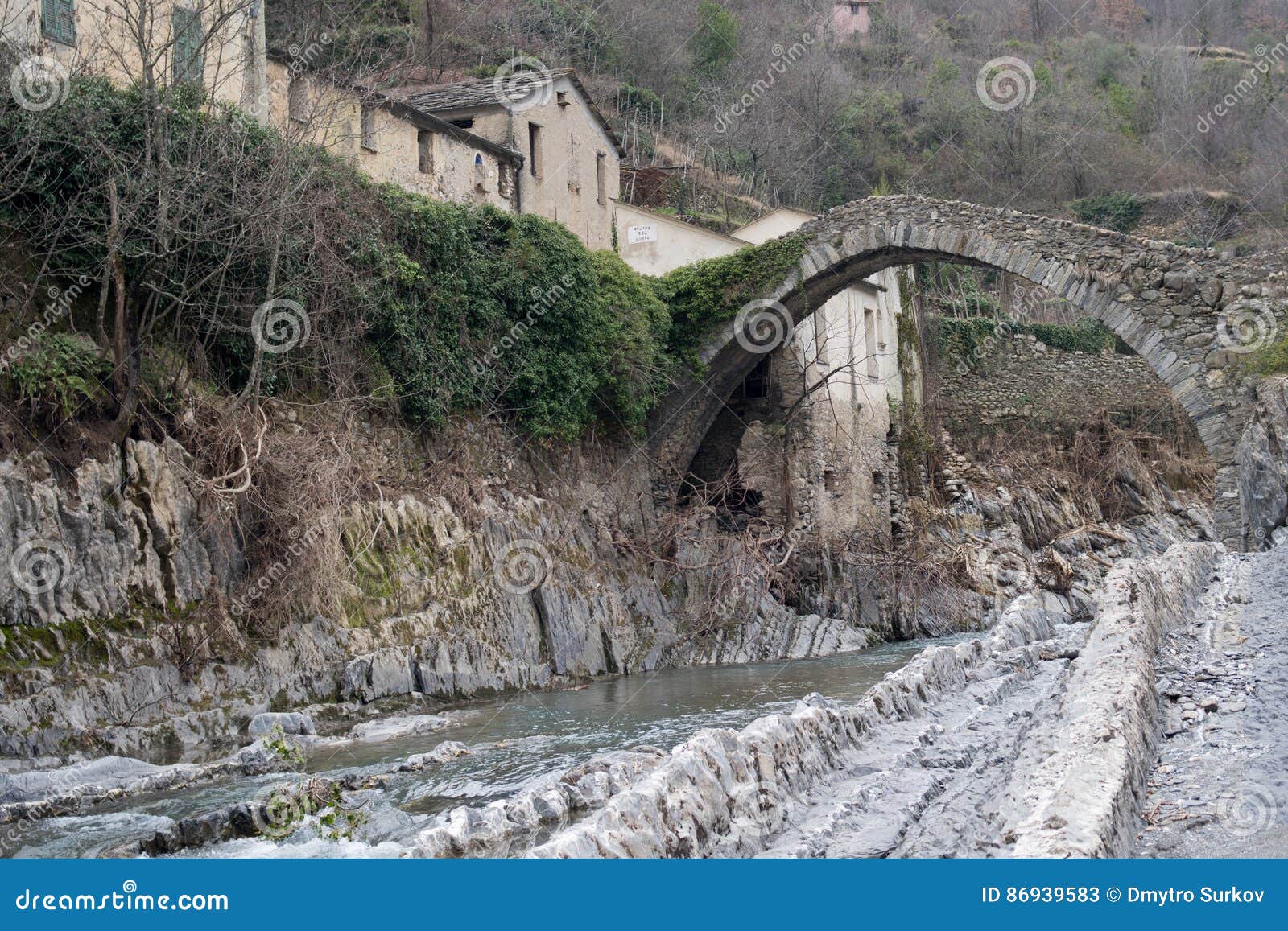 Arch Bridge, Italy stock image. Image of daylight, bridge - 86939583