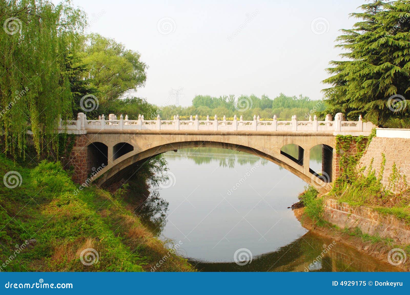 An arch bridge on a river stock image. Image of spring - 4929175
