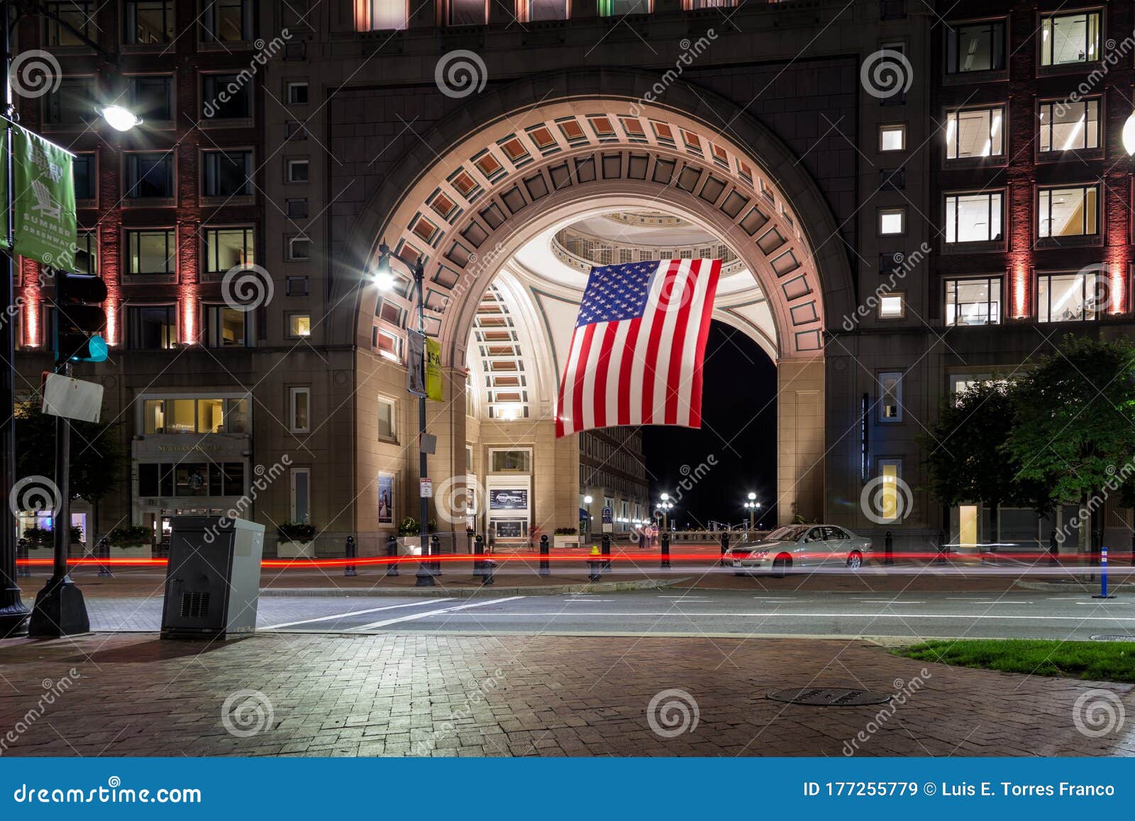 Arch at Rowes Wharf editorial stock image. Image of night - 177255779