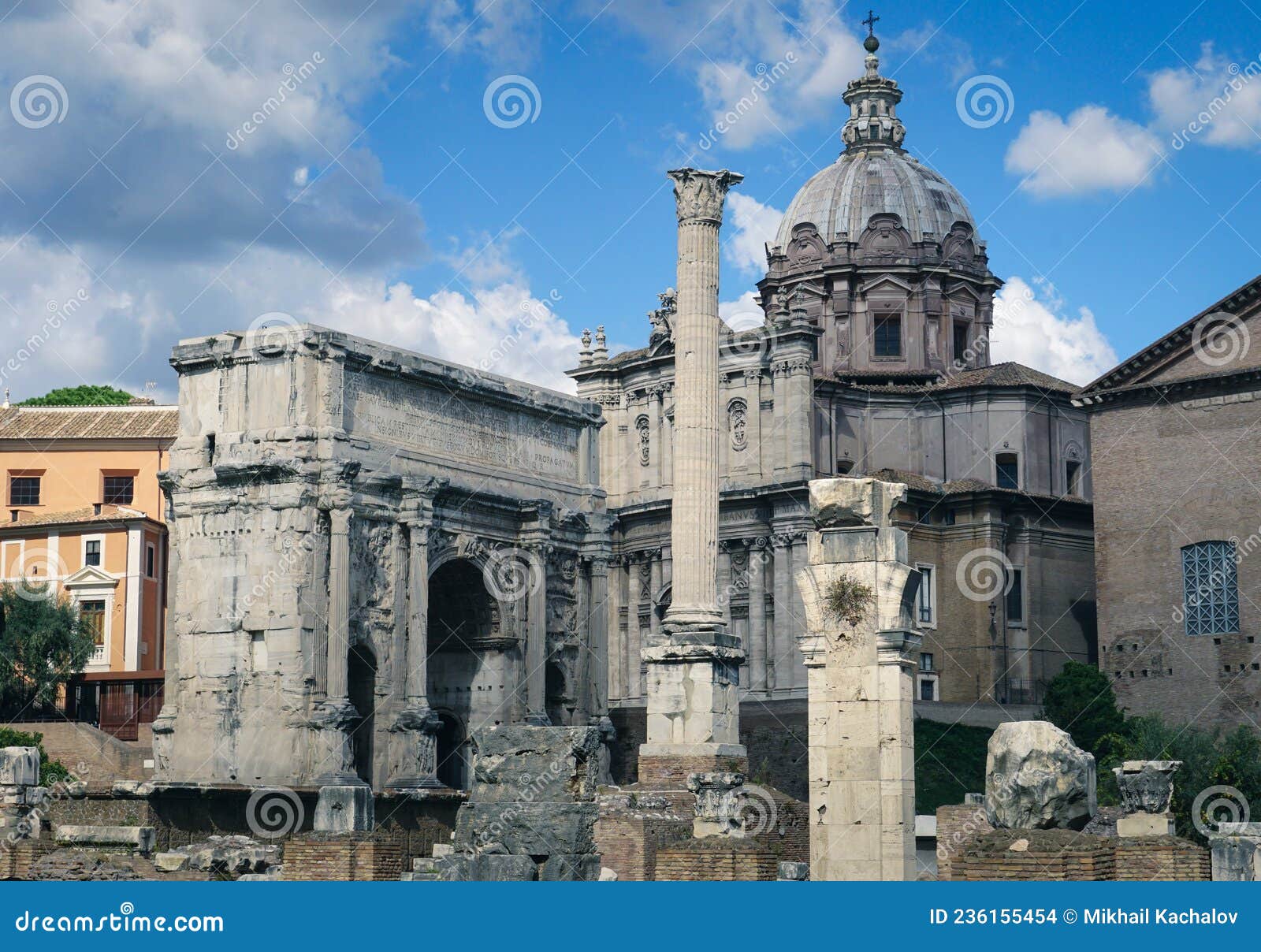 Arch of Septimius Severus and the Column of Phocas Stock Photo - Image ...