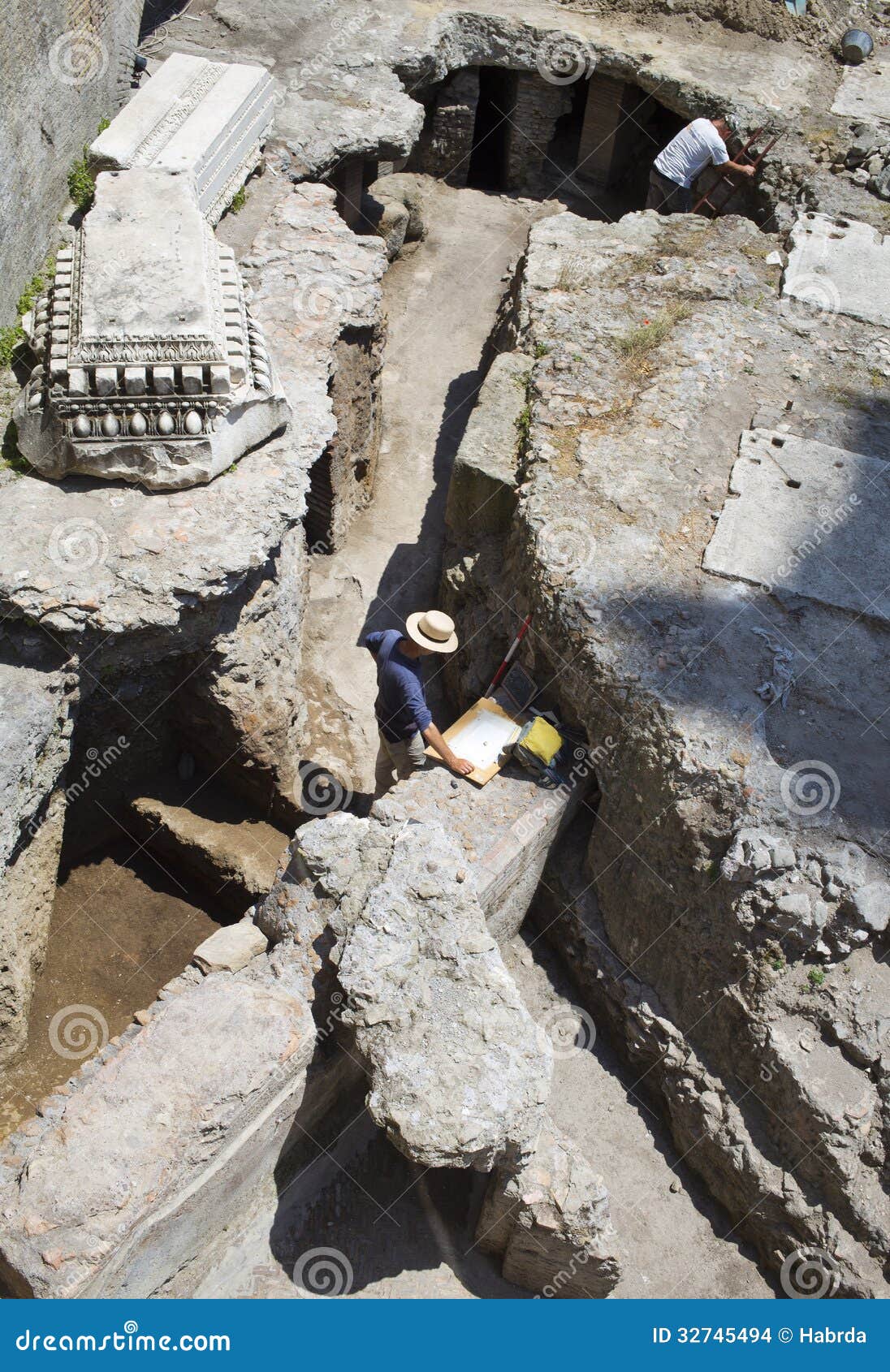 Archaeologists Editorial Stock Image Image Of Ancient 32745494