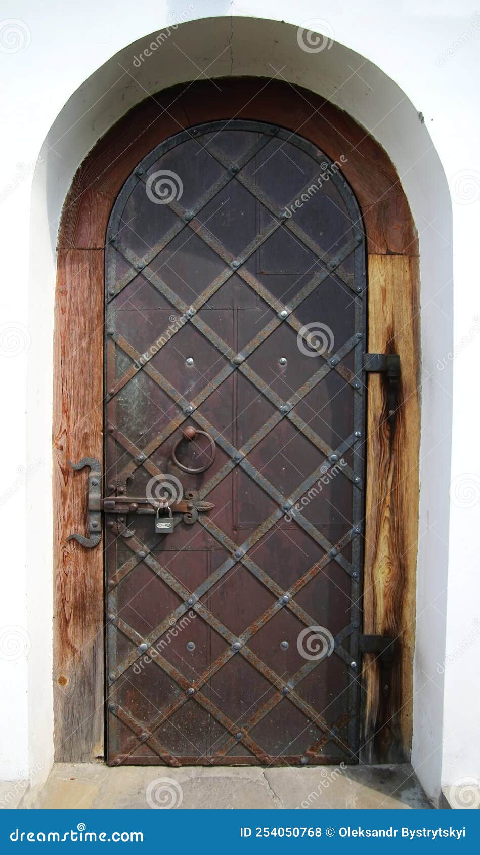 Arched door to the castle stock photo. Image of facade - 254050768