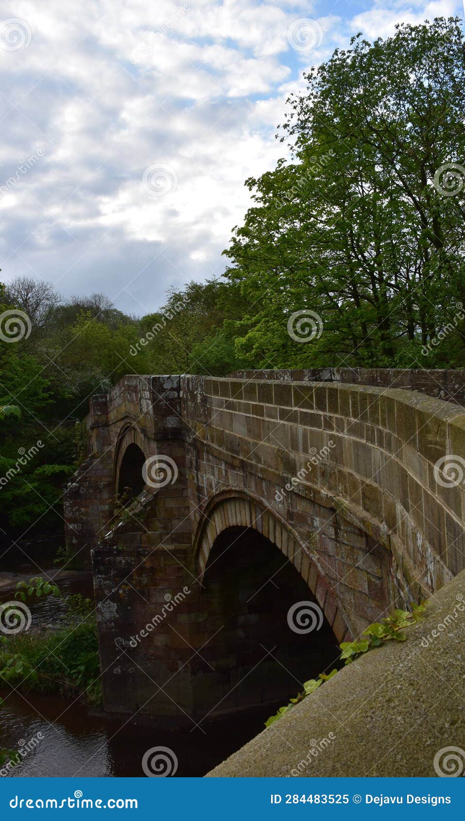 Arched Stone Bridge Reflecting in a Stream in England Stock Image ...