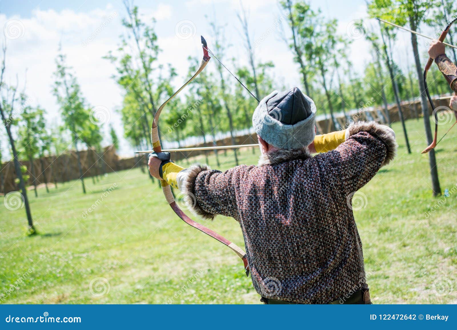 Archer En La Ropa Tradicional Que Tira Una Flecha Fotografía editorial ...
