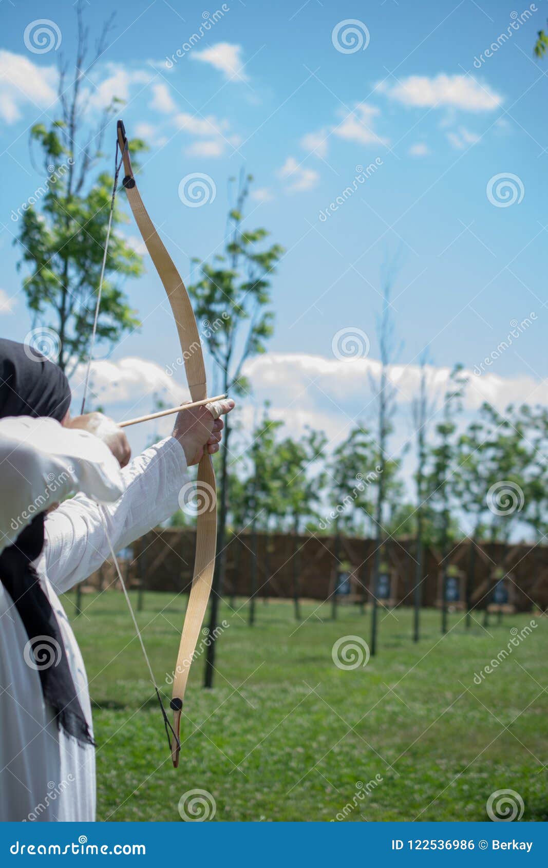 Archer En La Ropa Tradicional Que Tira Una Flecha Foto de archivo ...