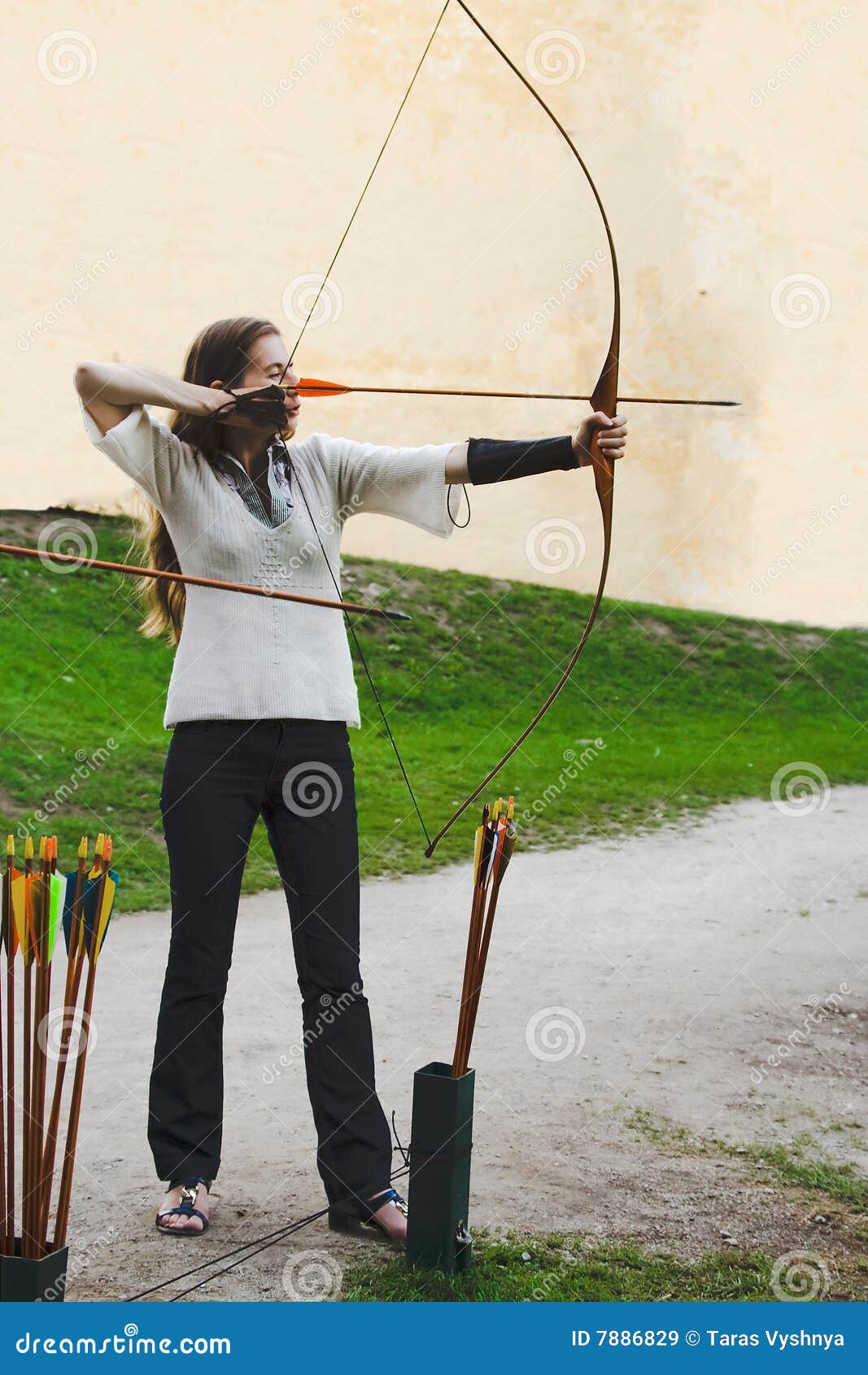 Archer side view stock image. Image of concentration, girl - 7886829