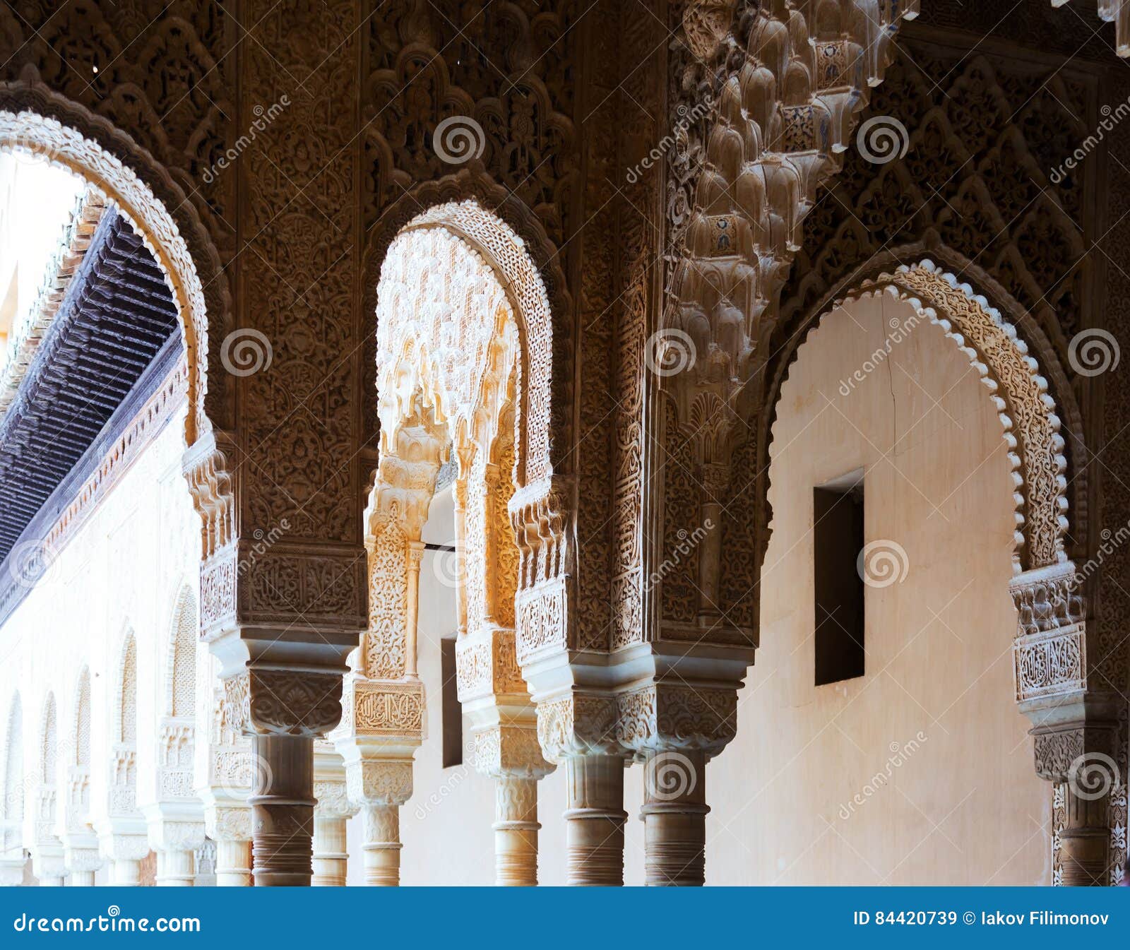 Arches and Columns of Court of the Lions at Alhambra Editorial Stock ...