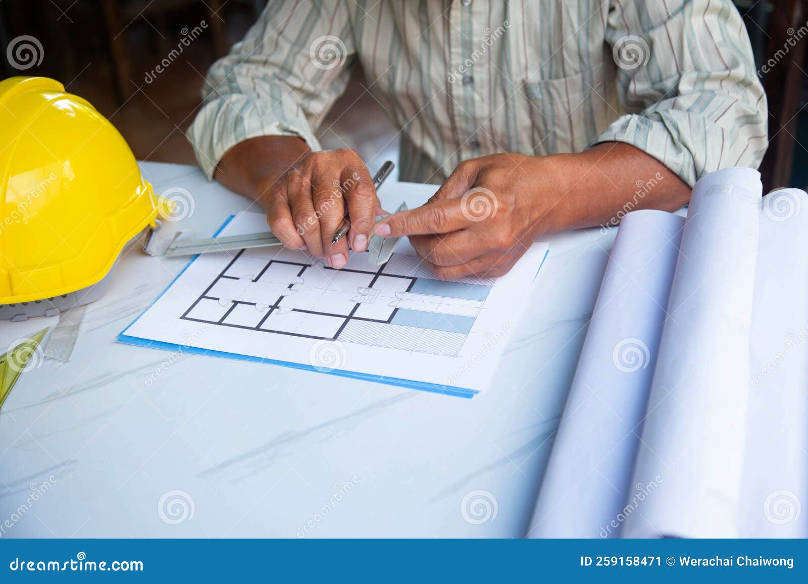 Architecte Conception De Projet Sur Chantier De Construction Avec Plan ...