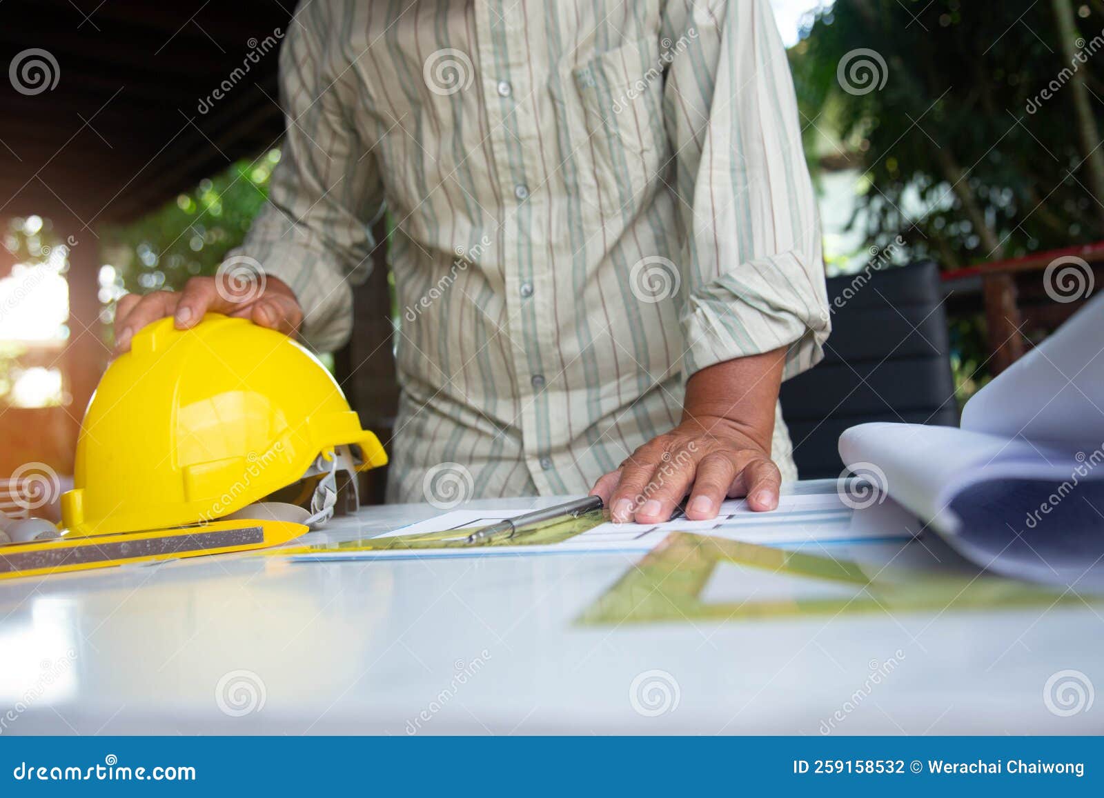 Architecte Conception De Projet Sur Chantier De Construction Avec Plan ...