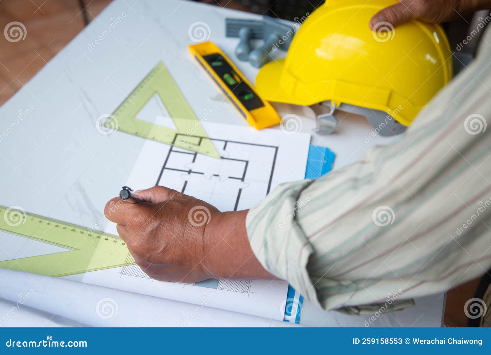 Architecte Conception De Projet Sur Chantier De Construction Avec Plan ...