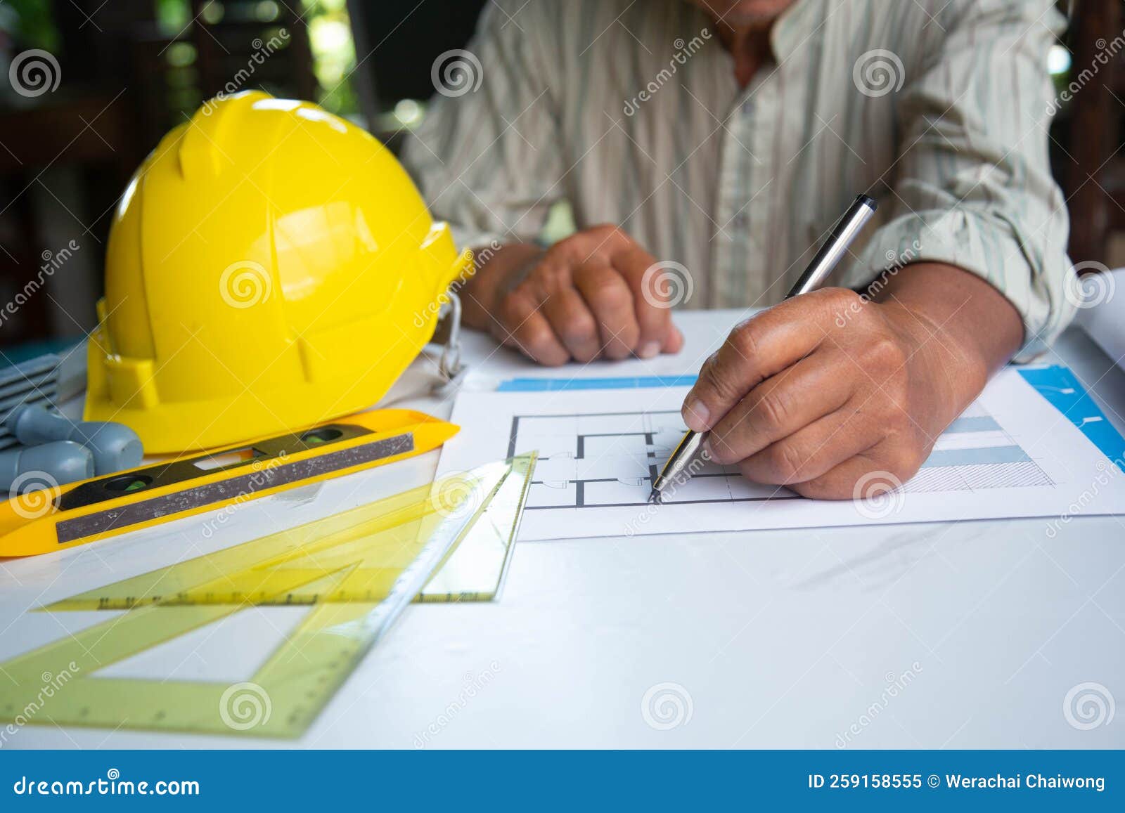 Architecte Conception De Projet Sur Chantier De Construction Avec Plan ...