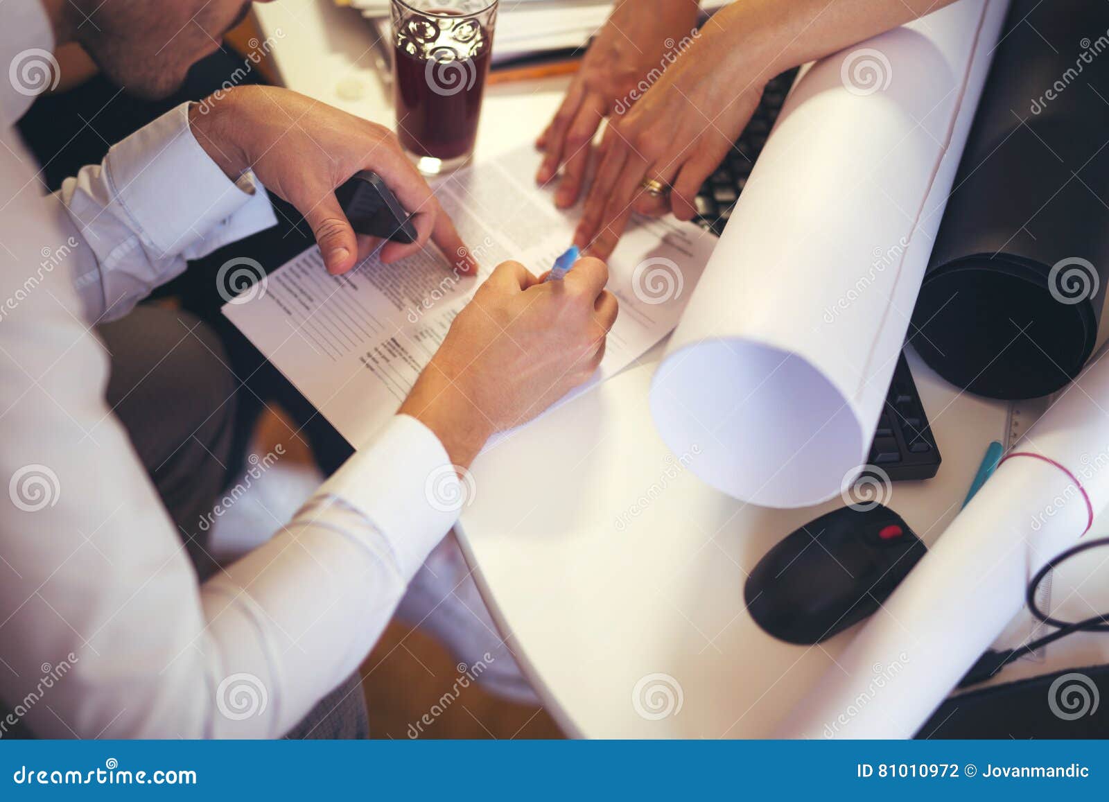 Architecte Travaillant Avec Des Outils De Construction Photo stock ...