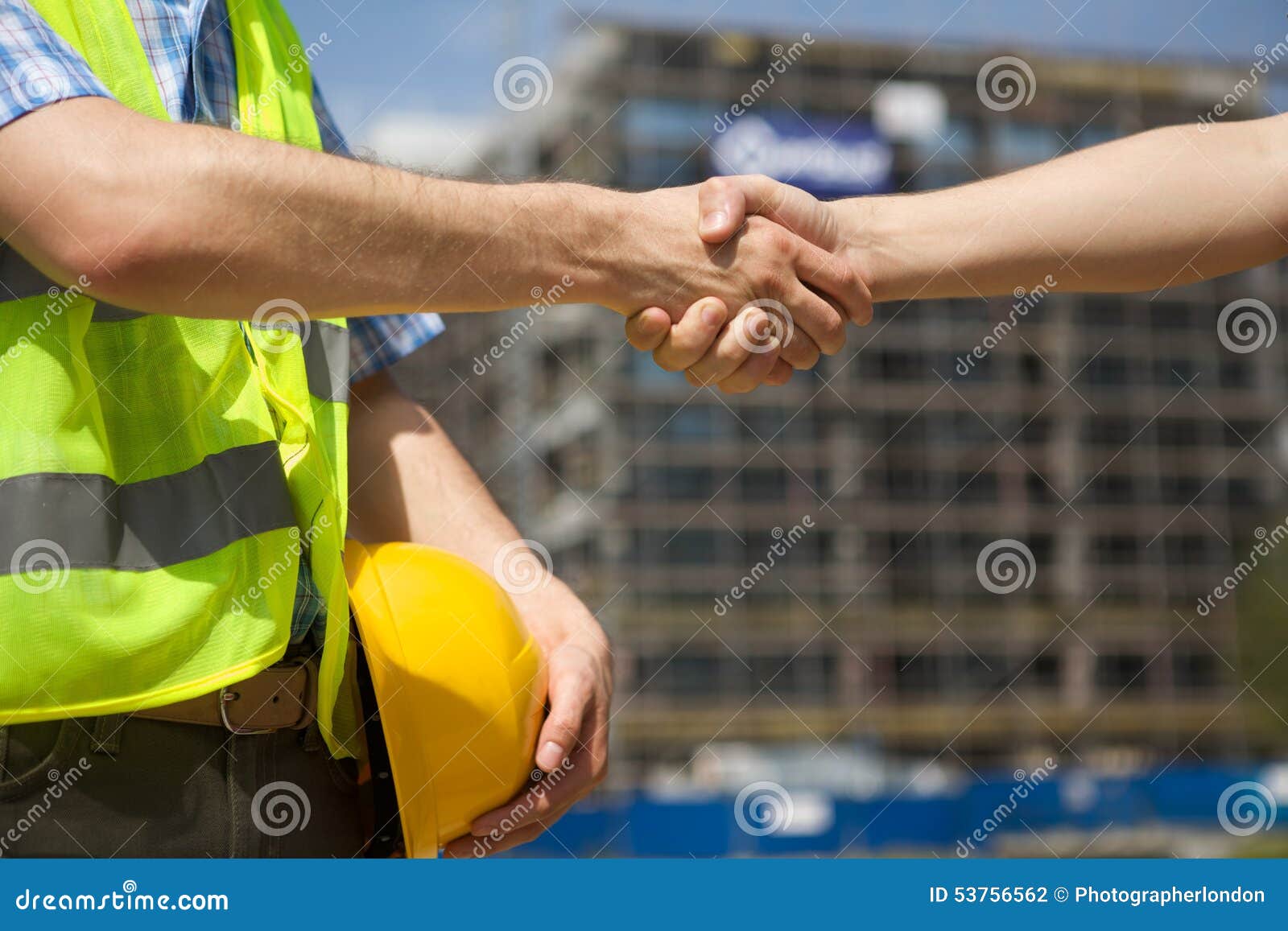 Architecten Die Hand Schudden Bij Bouwwerf Stock Foto - Image of ...
