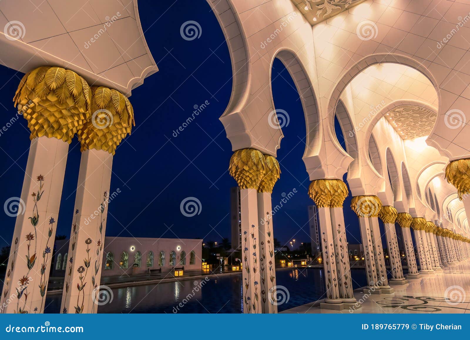 The Sheikh Zayed Grand Mosque Beautiful Interior Wall Engraved and ...