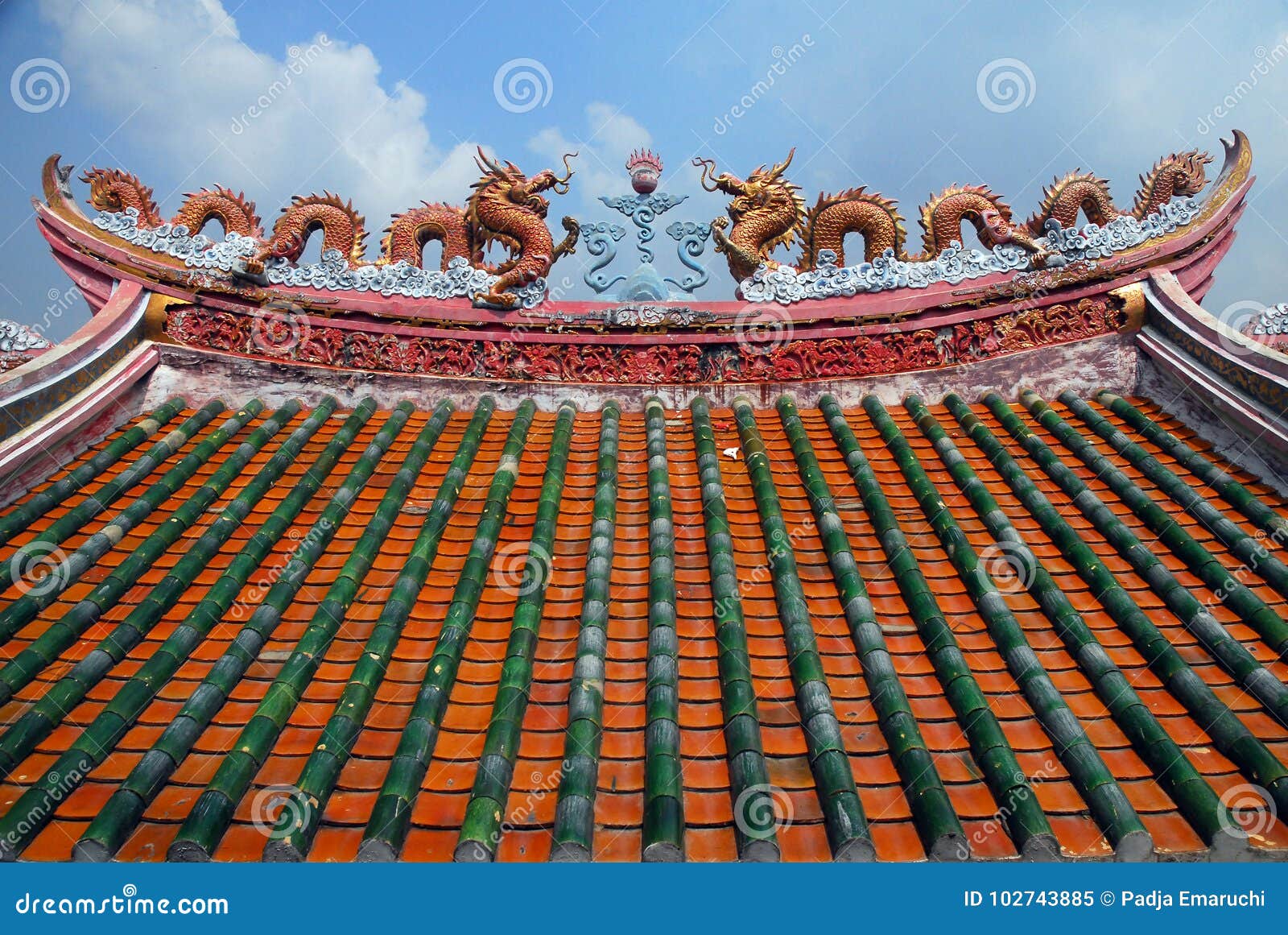 The Architecture of China Dragon Roof Stock Image - Image of pattern ...