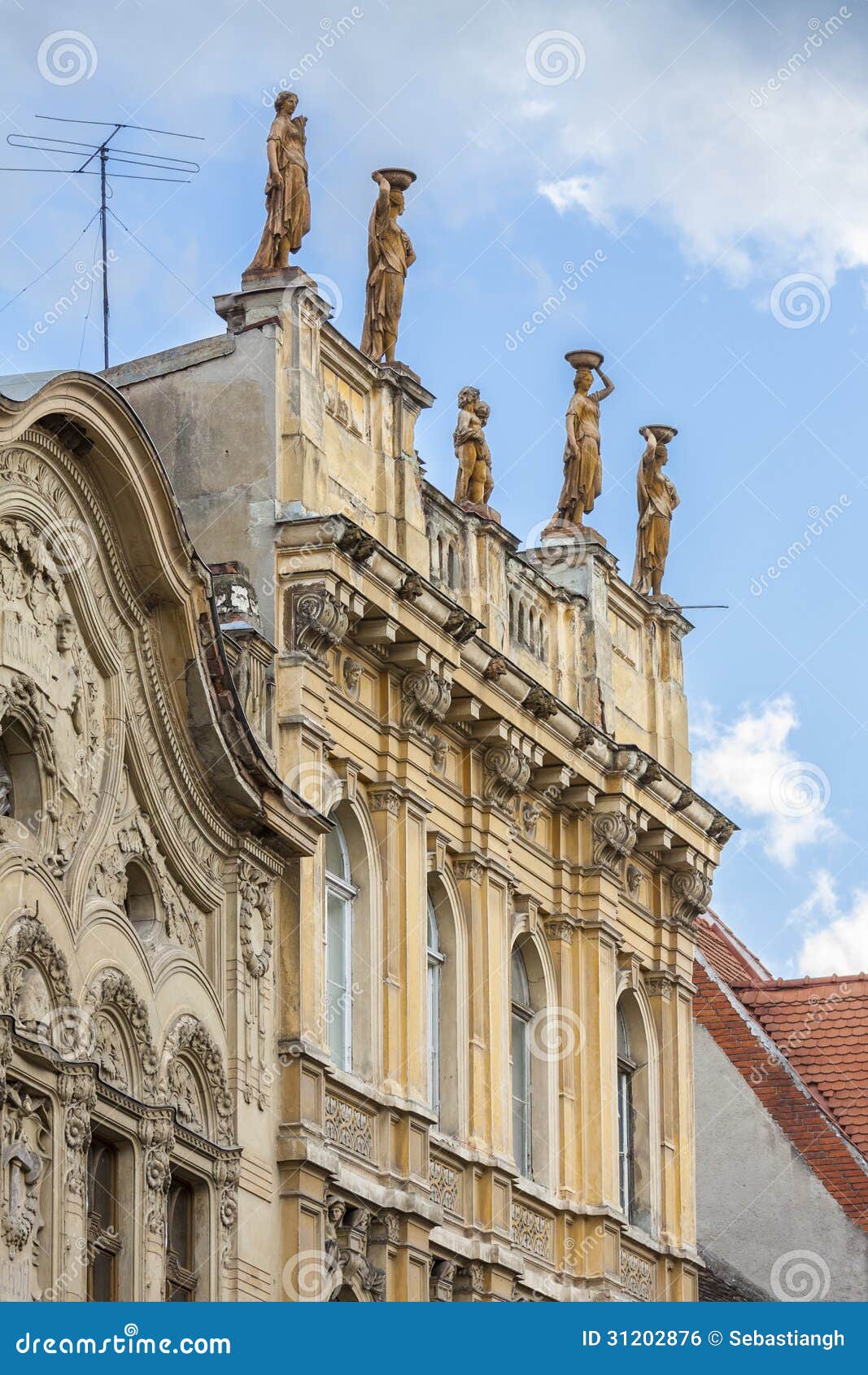 Architecture Classique Avec Des Statues Photo stock - Image du gens ...