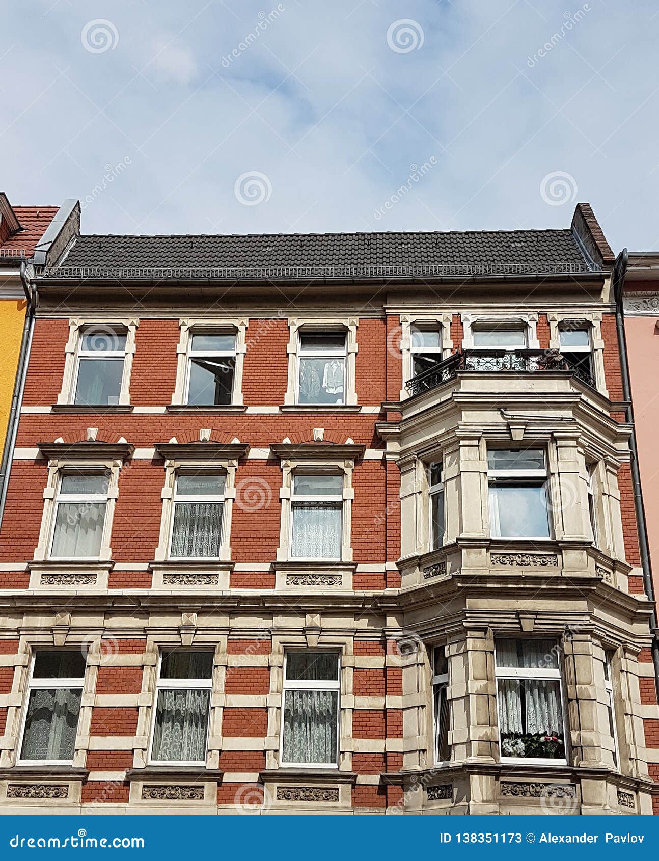 Architecture, La Vieille Maison D'une Brique Avec Un Balcon Image stock ...