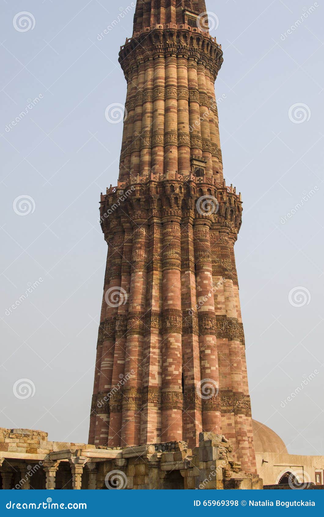 Minaret Of Kutb One Of The Tallest Towers In The World With Other Old ...