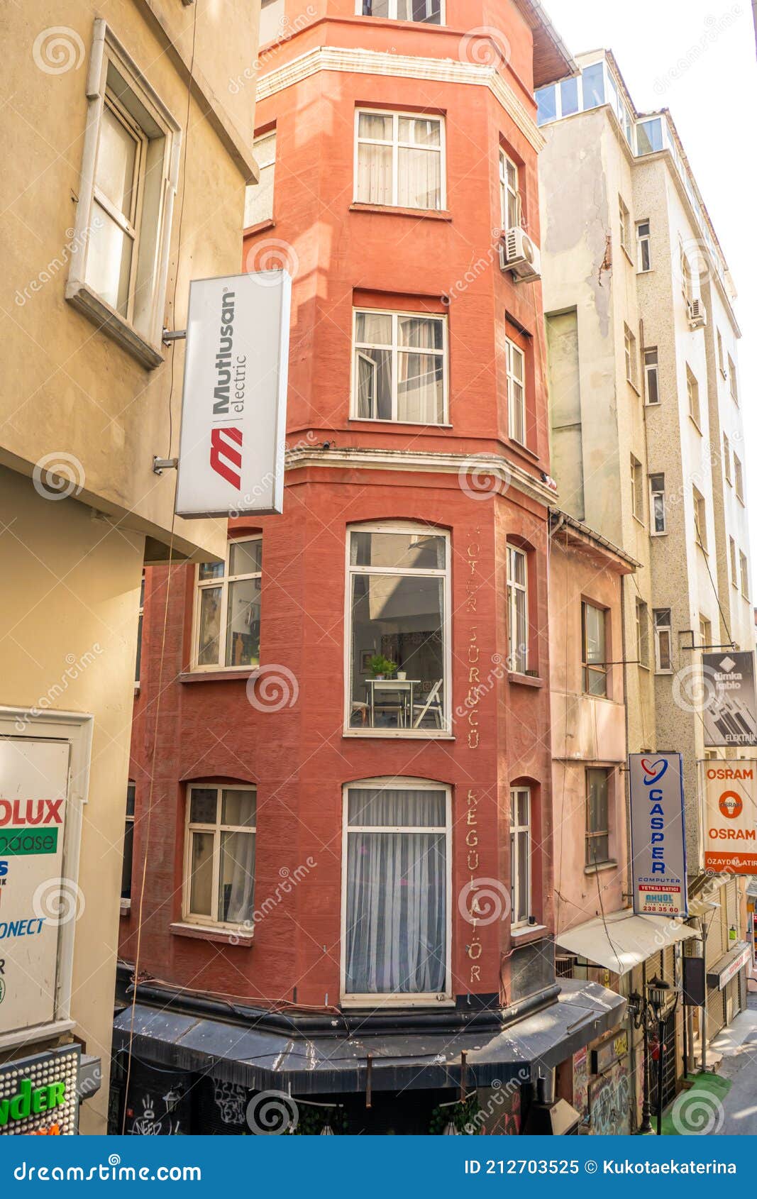 The Architecture of the Old Buildings of Istanbul. Walk through the Old ...