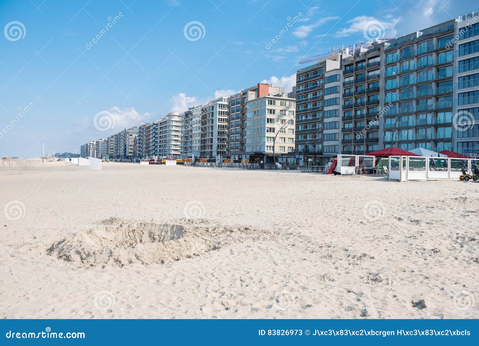 Architectuur in Koksijde Van Het Strand Van De Noordzee Stock ...