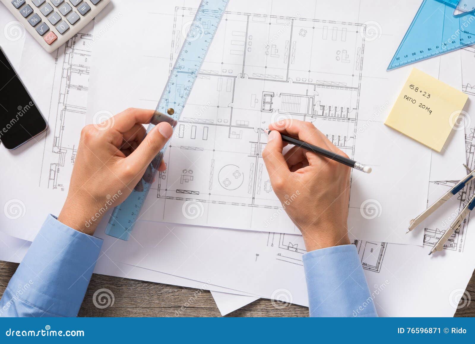 Architekt bei der Arbeit stockbild. Bild von auslegung - 76596871