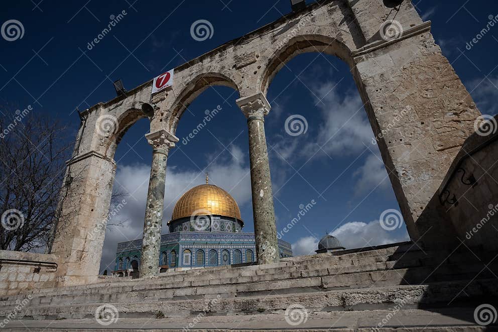 Archway in Front of the Dome of the Rock in Jerusalem Stock ...