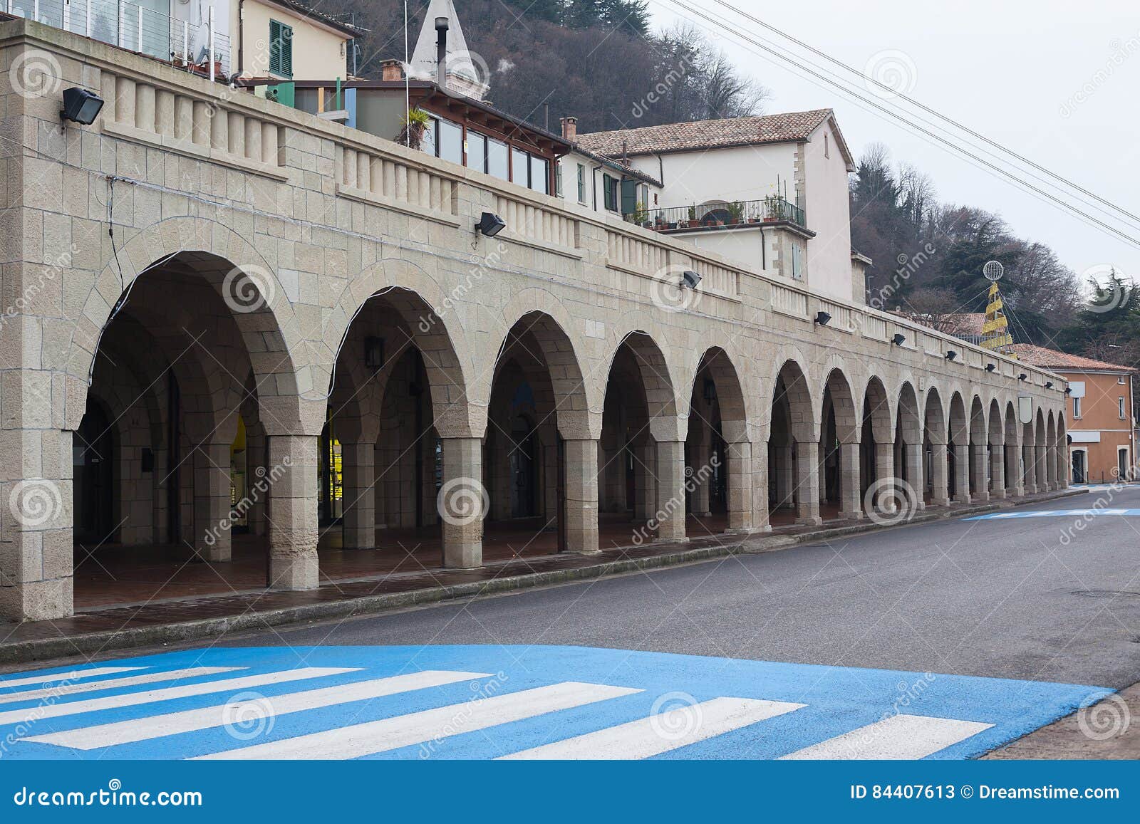 Arco con las columnas imagen de archivo. Imagen de columna - 84407613