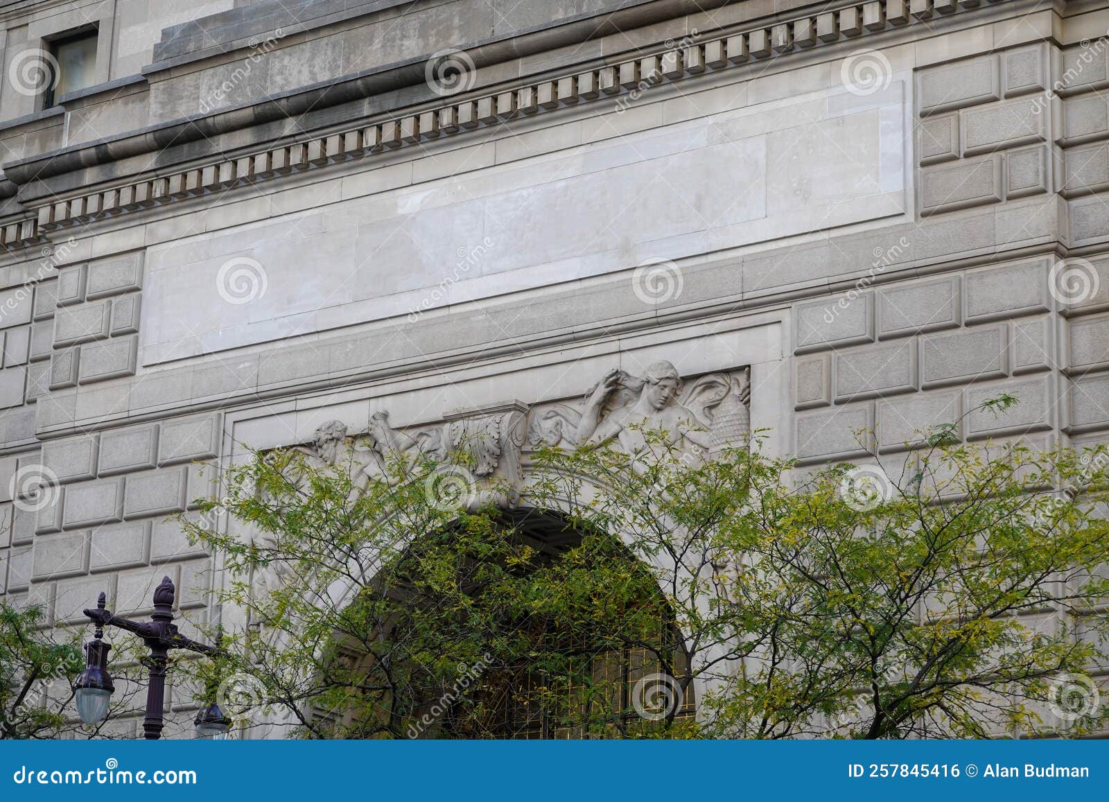 Arco De Entrada De Un Lujoso Edificio De Piedra Con Un Nombre De Piedra ...