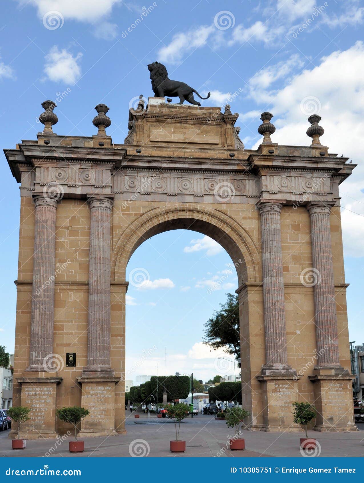 Arco de Leon Guanajuato imagen de archivo. Imagen de capital - 10305751
