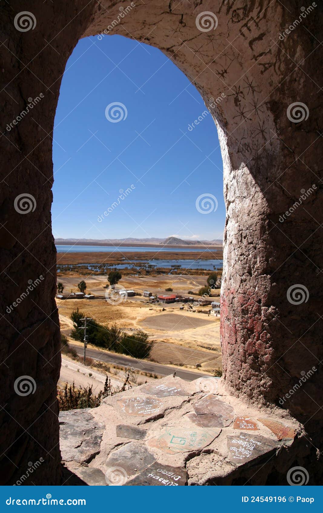 Arco de piedra foto de archivo. Imagen de colinas, arco - 24549196
