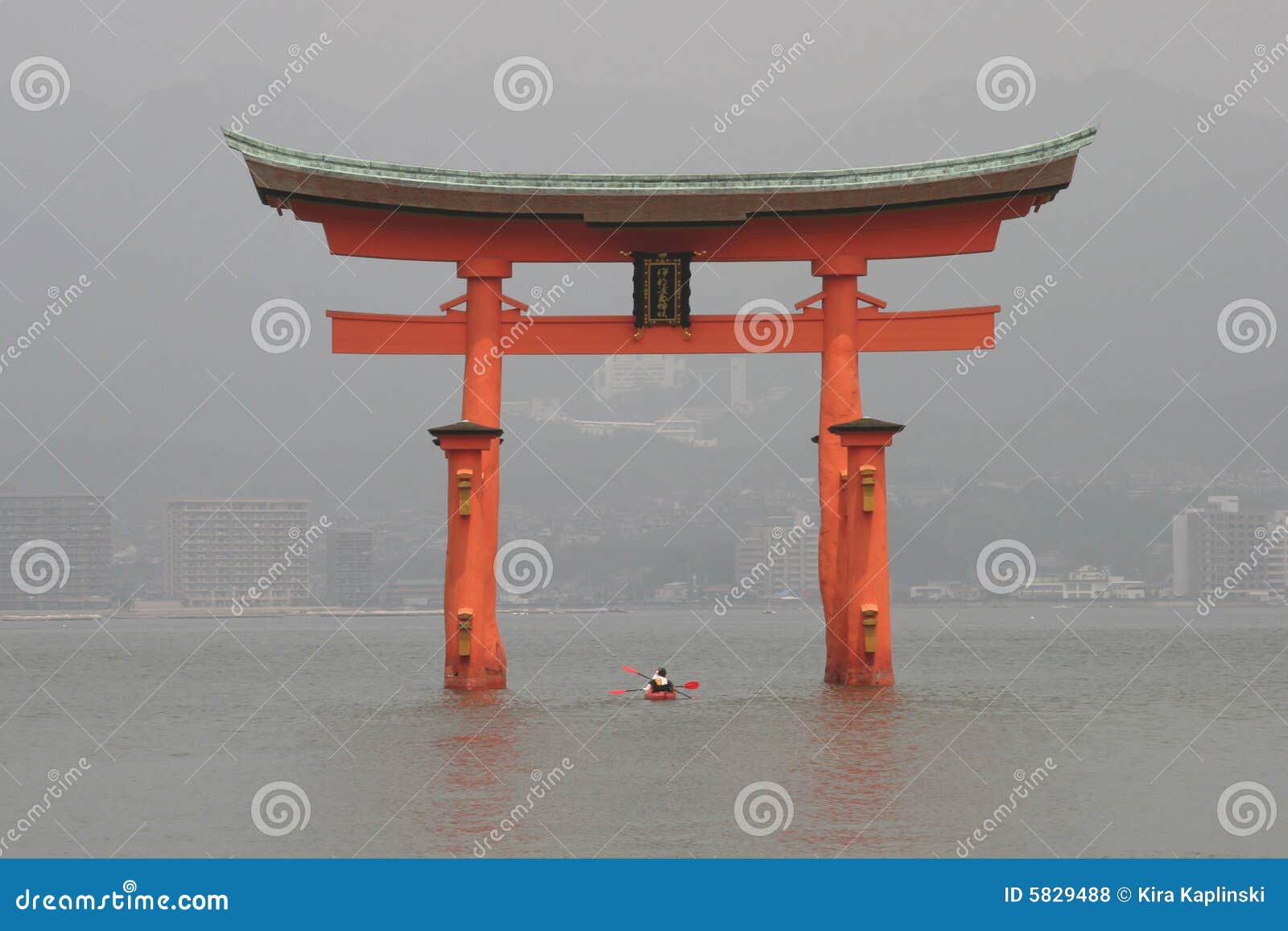 Arco de Torii em Miyajima foto de stock. Imagem de cano - 5829488