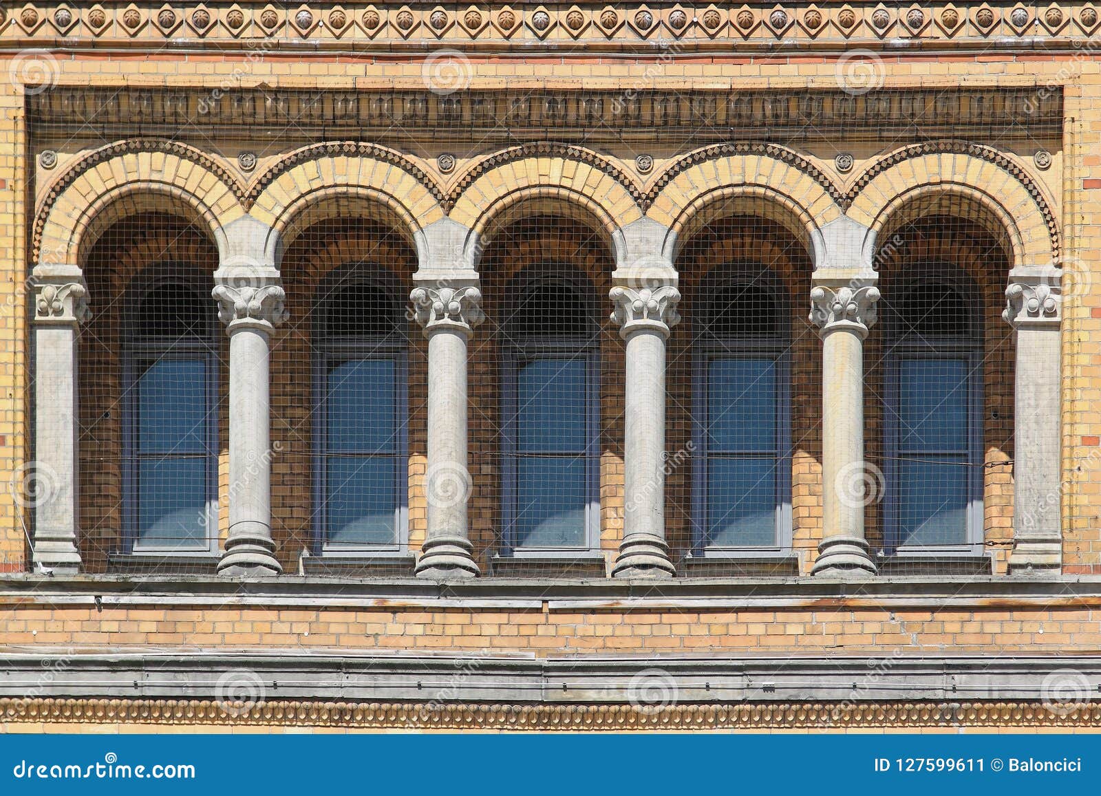 Arco de Windows imagen de archivo. Imagen de exterior - 127599611