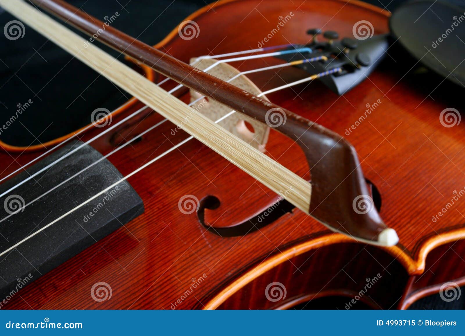 Arco e violino immagine stock. Immagine di nero, strumento - 4993715