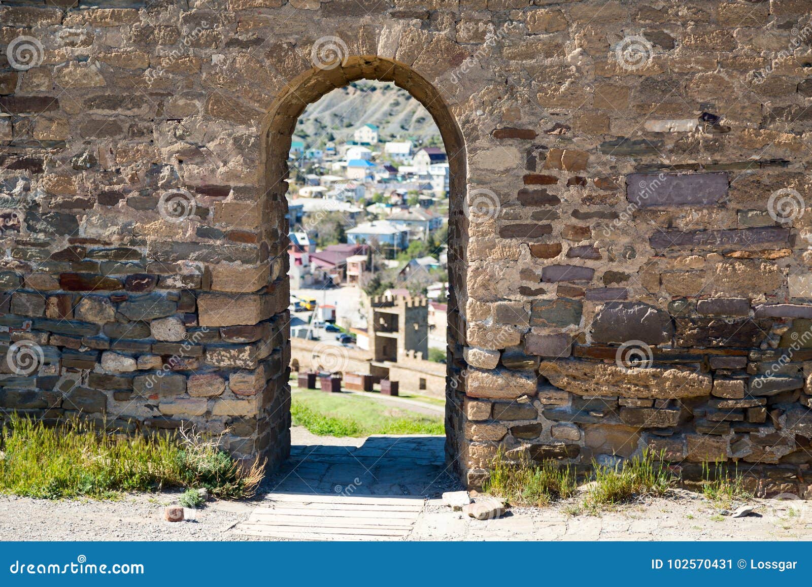 Arco En La Pared De Piedra Medieval Imagen de archivo - Imagen de ...