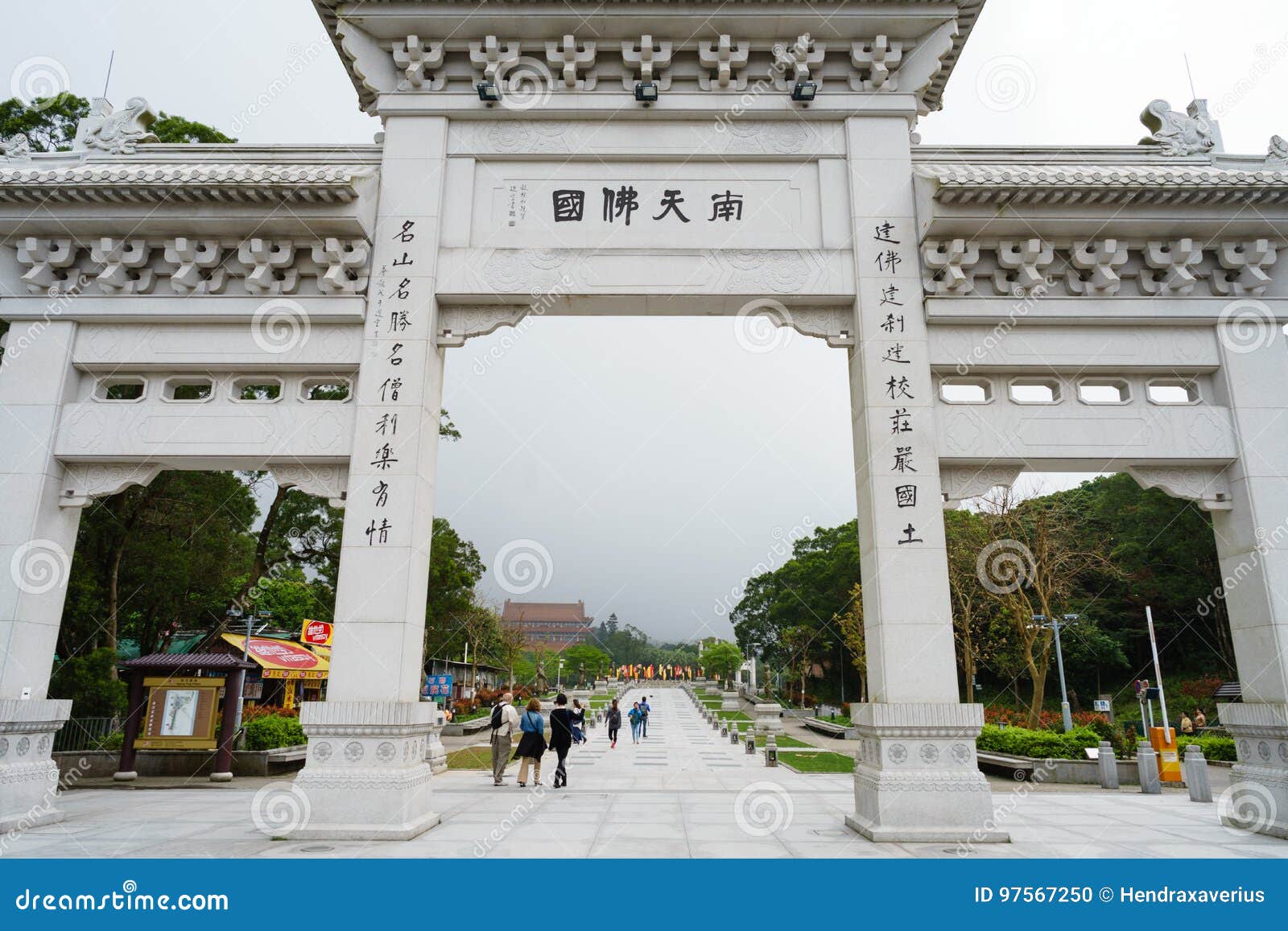 Arco Grande El Ese Llevar a Po Lin Monastery Imagen editorial - Imagen ...