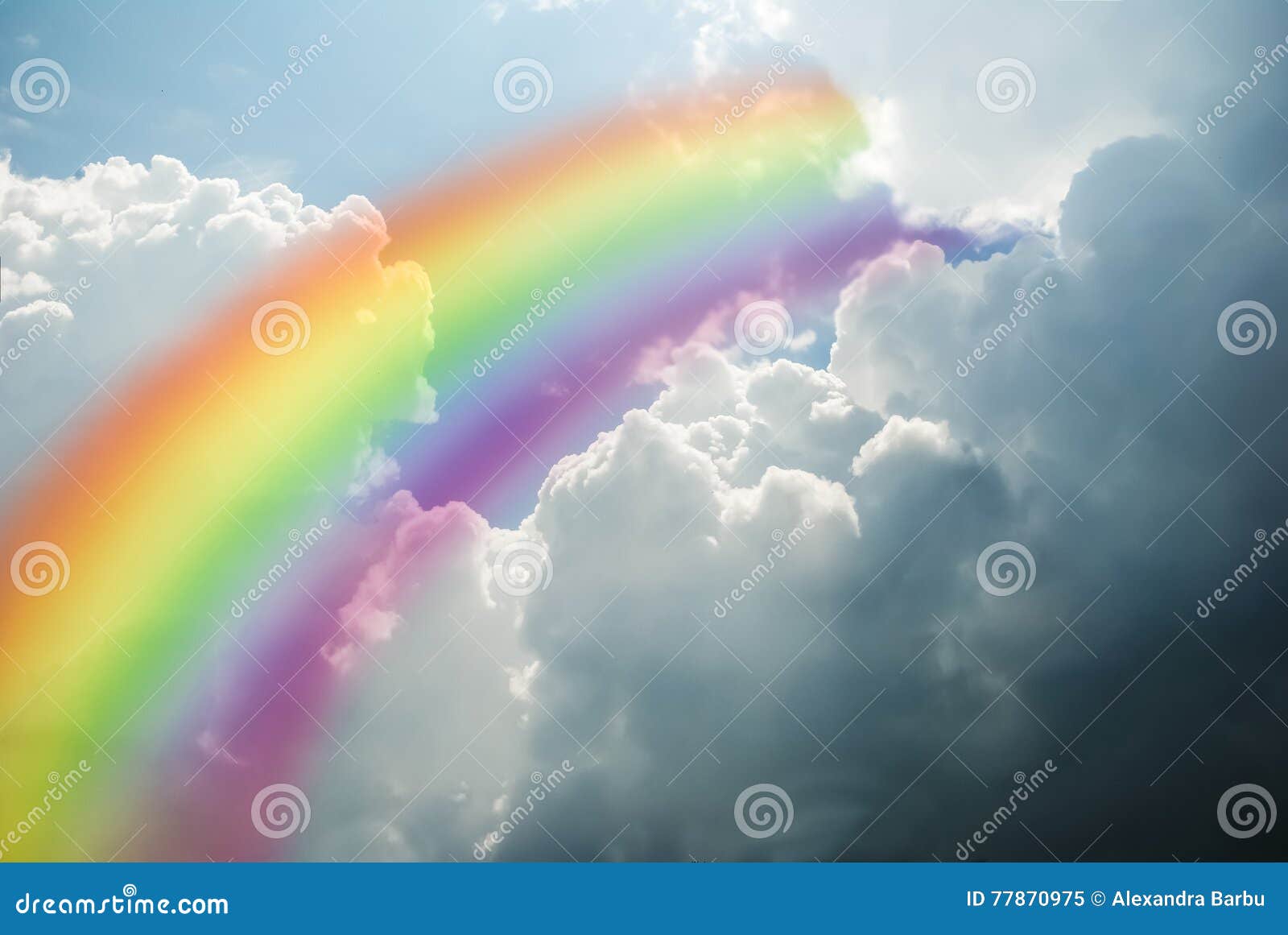Arco Iris En El Cielo Con Las Nubes Imagen de archivo - Imagen de ...