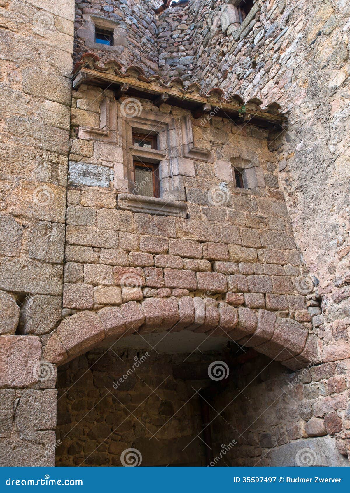 Arco medieval imagem de stock. Imagem de exterior, ferro - 35597497