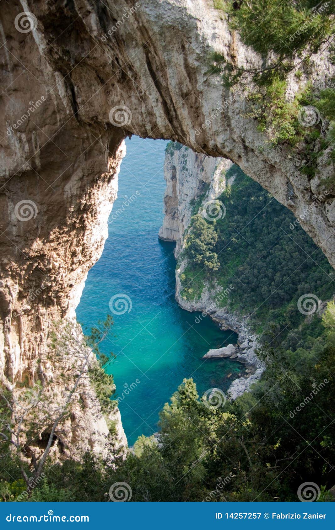 Arco Natural En Capri, Italia Imagen de archivo - Imagen de costero ...