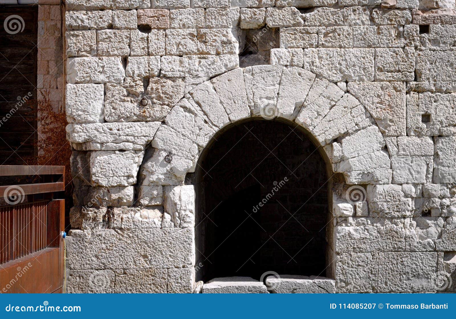 Arco Redondo Medieval Con Las Piedras - Calabozo Imagen de archivo ...