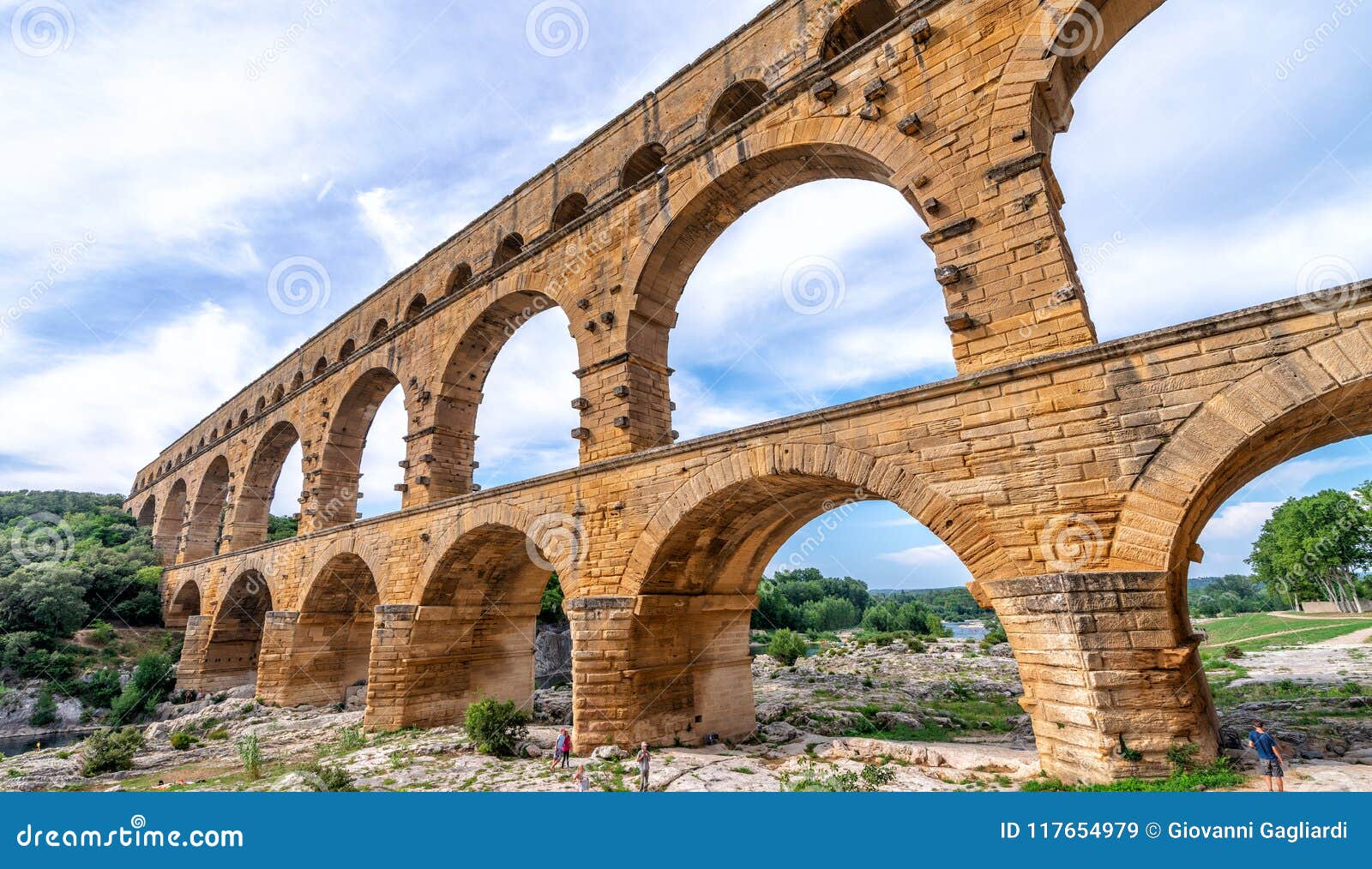Arco Romano En Un Parque Hermoso Imagen de archivo editorial - Imagen ...