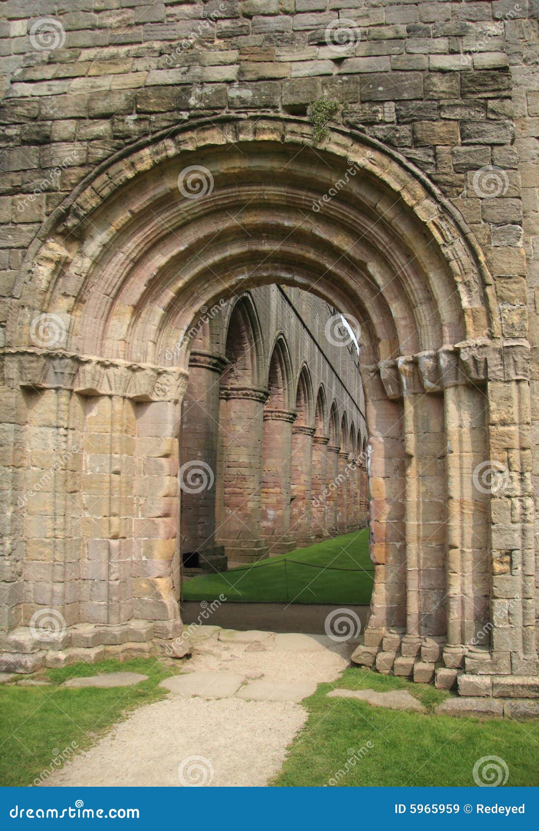 Arcos y columnas imagen de archivo. Imagen de edificio - 5965959
