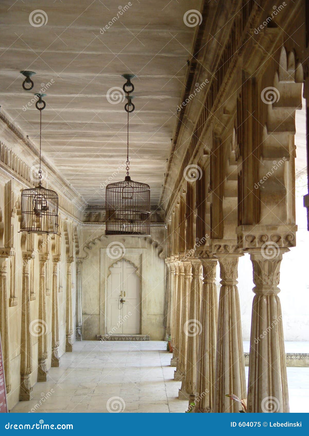 Arcos y columnas imagen de archivo. Imagen de patio, historia - 604075