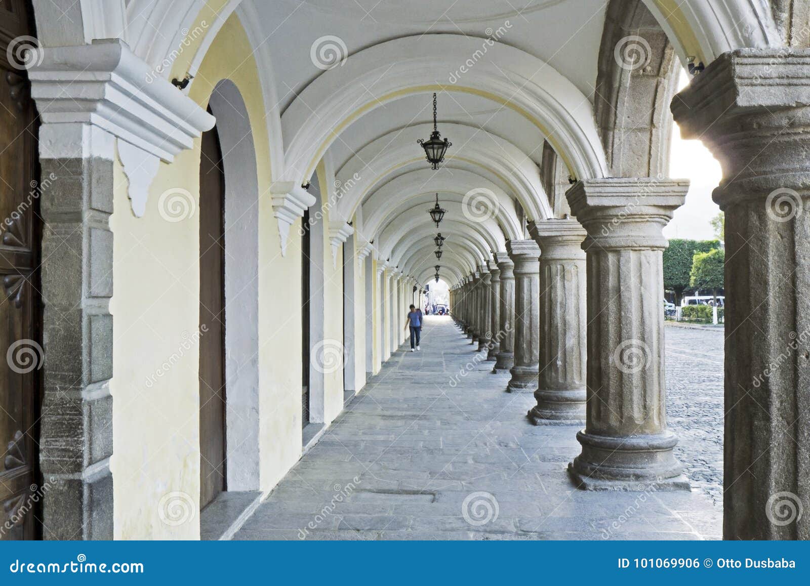 Arcos Y Columnas Coloniales En Antigua Foto de archivo - Imagen de ...