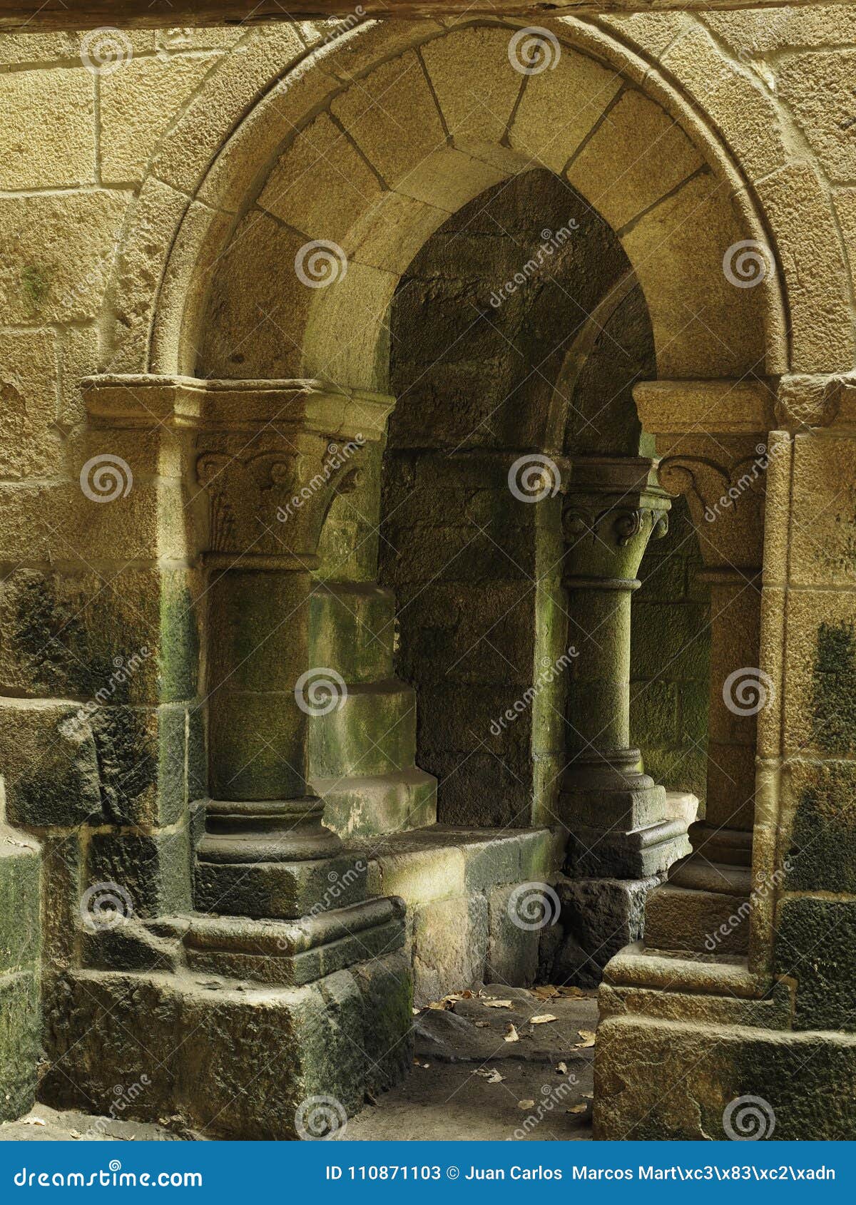 Arcos Y Columnas De La Piedra Foto de archivo editorial - Imagen de ...