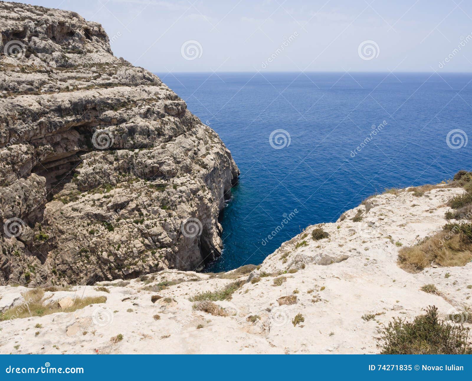 Area Blu Della Grotta in Gozo, Malta Immagine Stock - Immagine di ...