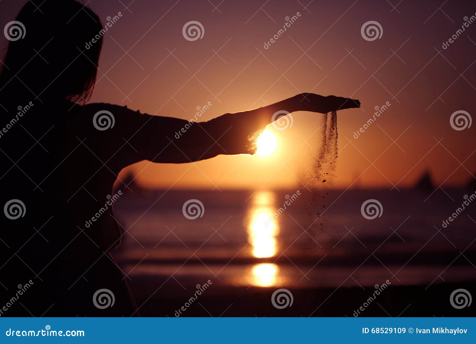 Arena De Colada De La Mujer Imagen de archivo - Imagen de mujer ...