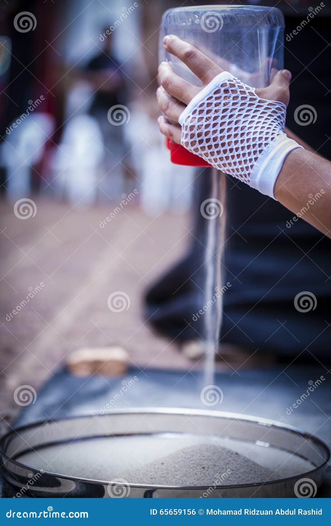 Arena De Colada En La Bandeja Foto de archivo - Imagen de botella ...