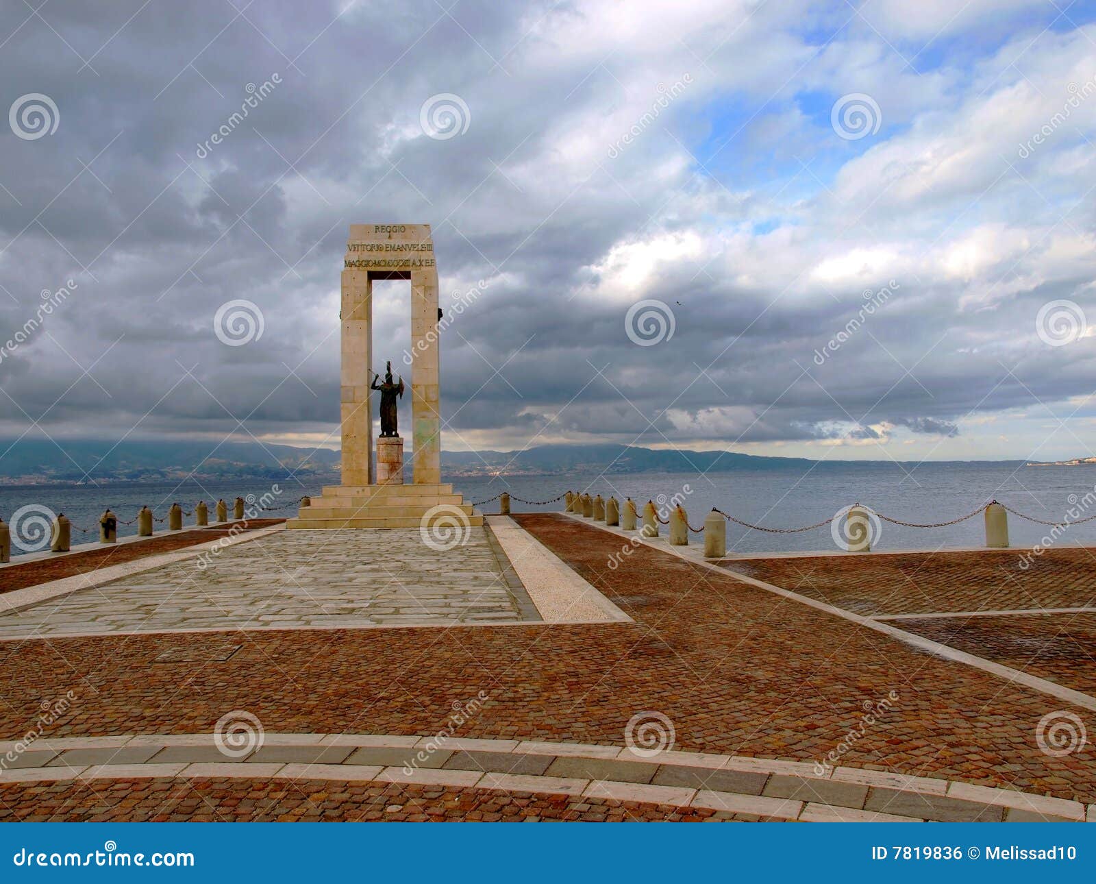 Arena de Reggio Calabria foto de archivo. Imagen de nubes - 7819836